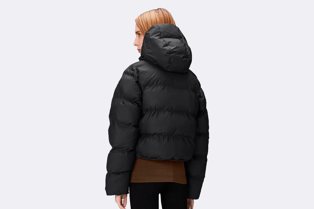Rains Alta Short Puffer Jacket en Black | Consuela Store